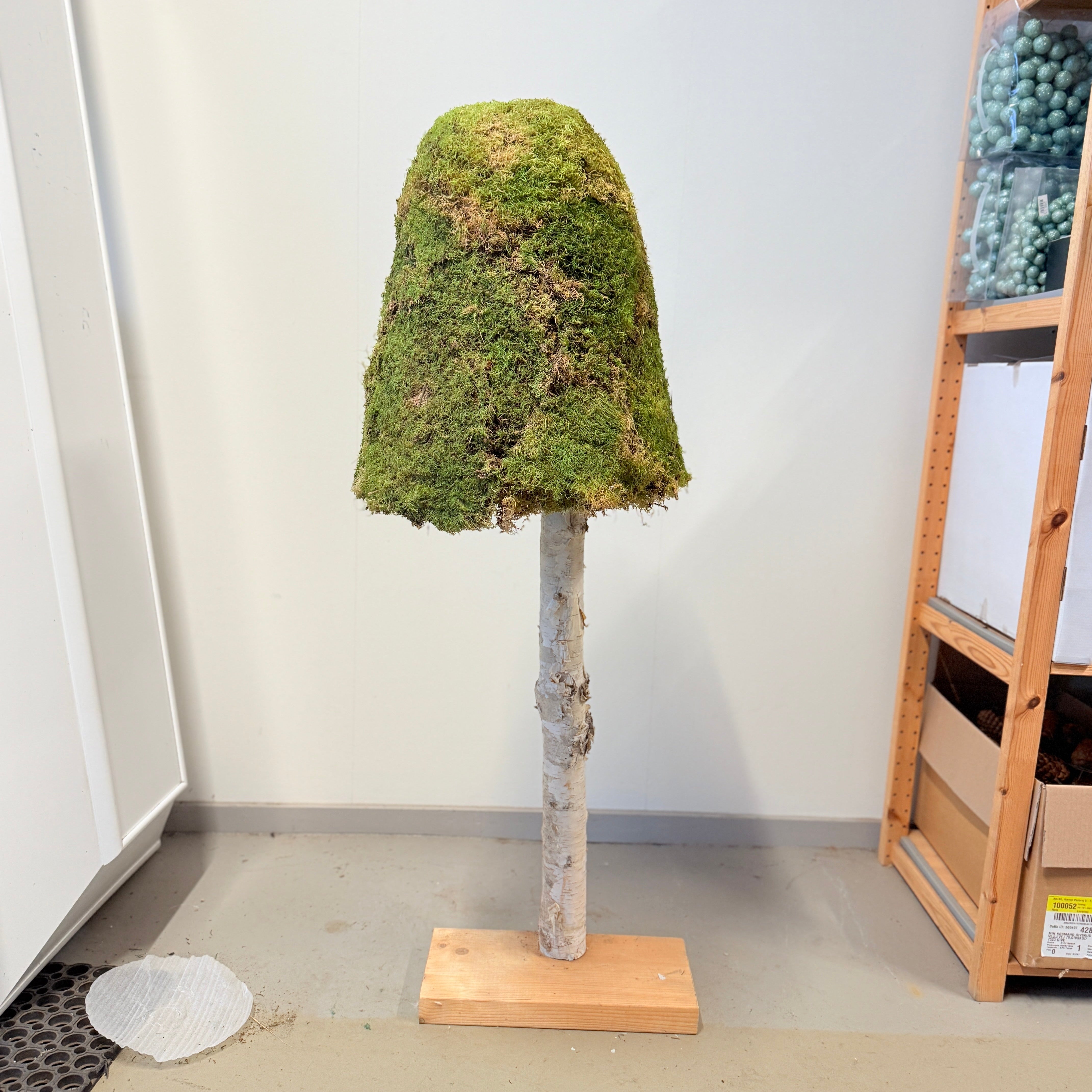 Mos/Birk skulptur – 130 cm | Håndlavet naturskulptur i mos og birk ...